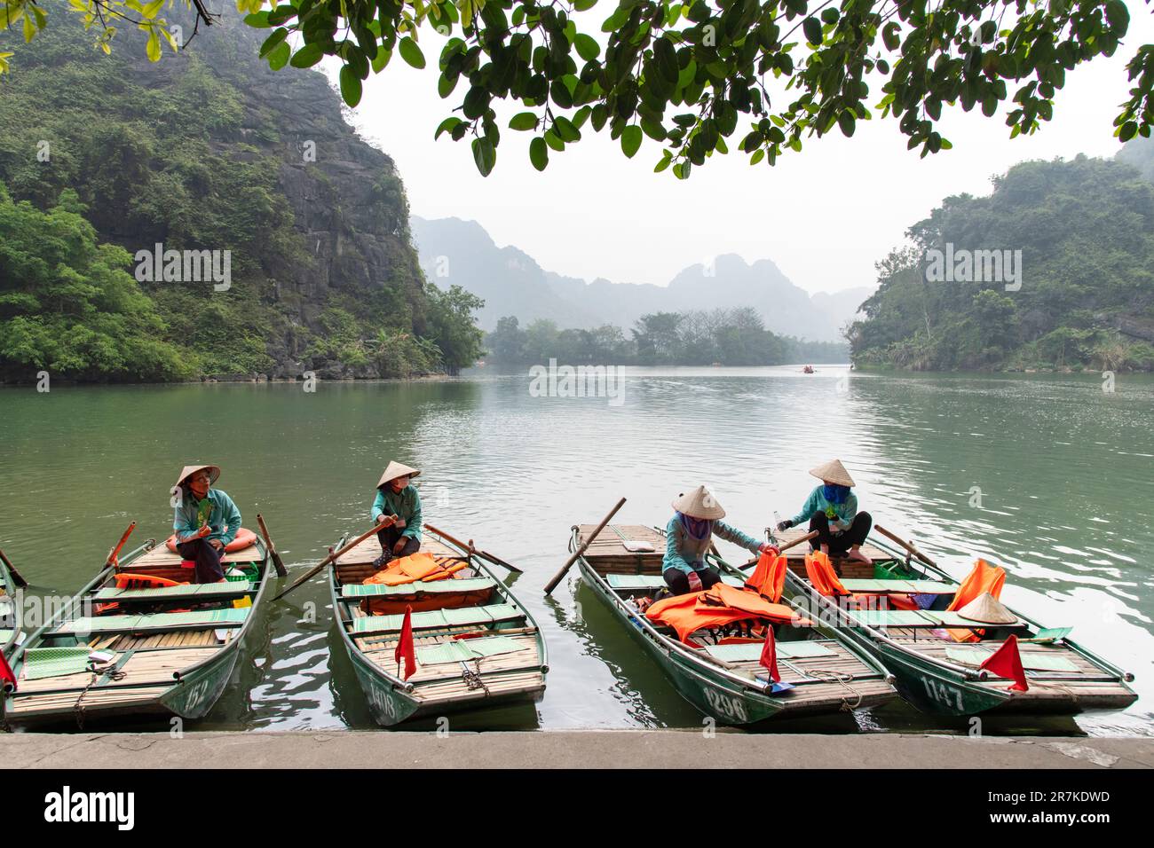 Sampan boat vietnam hi-res stock photography and images - Alamy
