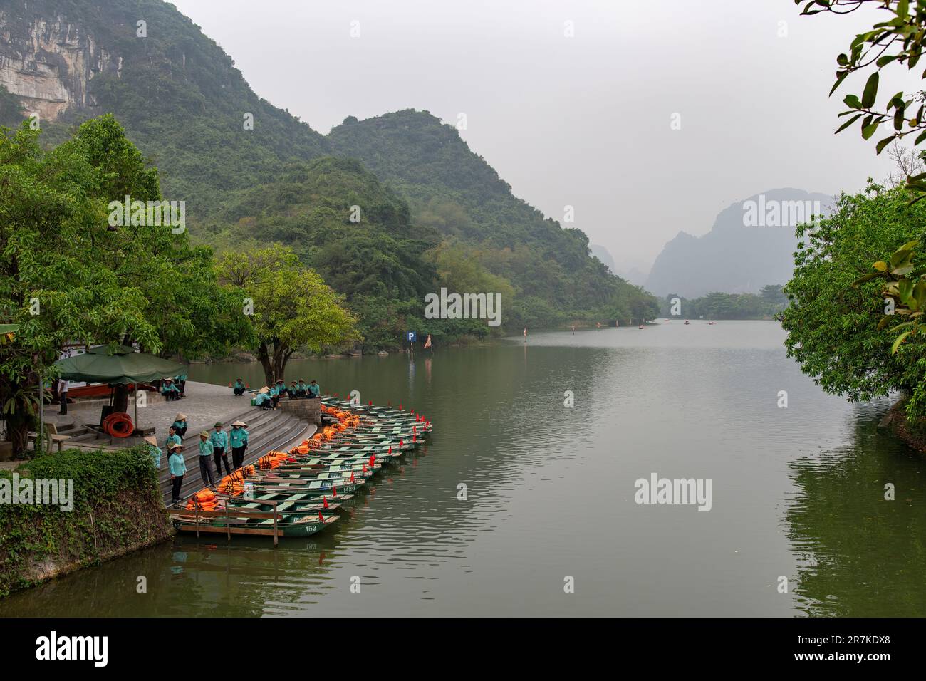 Sampan boat vietnam hi-res stock photography and images - Alamy
