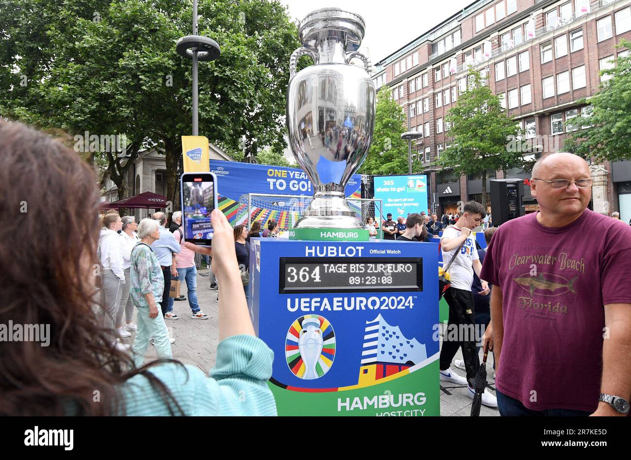 Hamburg, Germany. 16th June, 2023. Soccer: Start of the countdown one ...