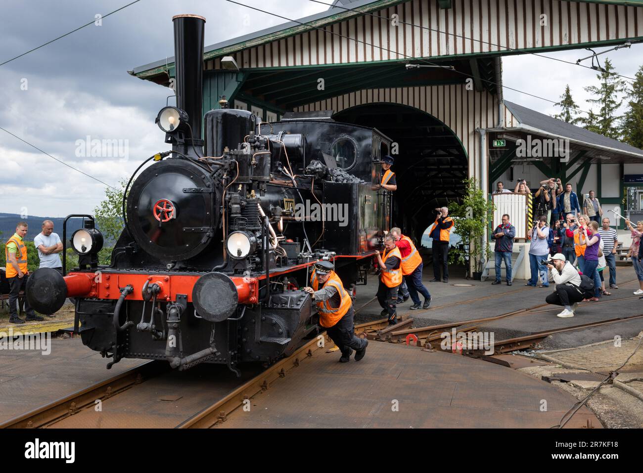 Lichtenhain, Germany. 16th June, 2023. Helpers push the steam ...