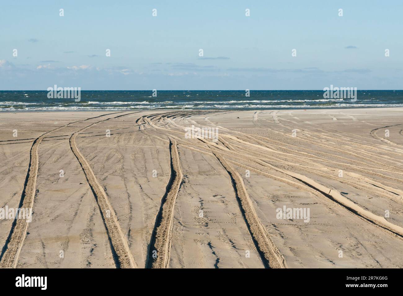Weids uitzicht over het strand met bandensporen, Extensive view at the ...