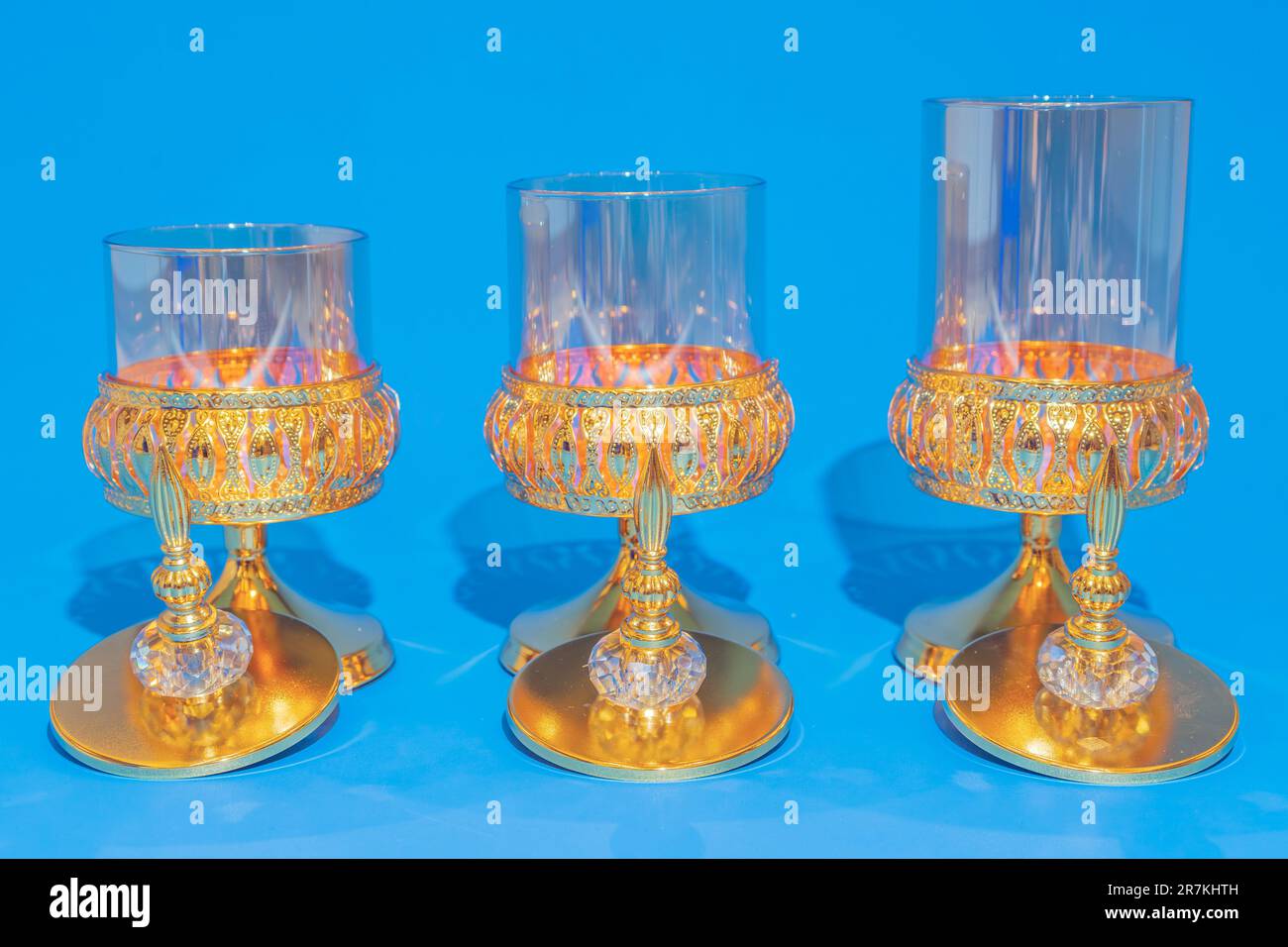 The Opulent Gold Jar Set offers a truly luxurious and exquisite storage ...