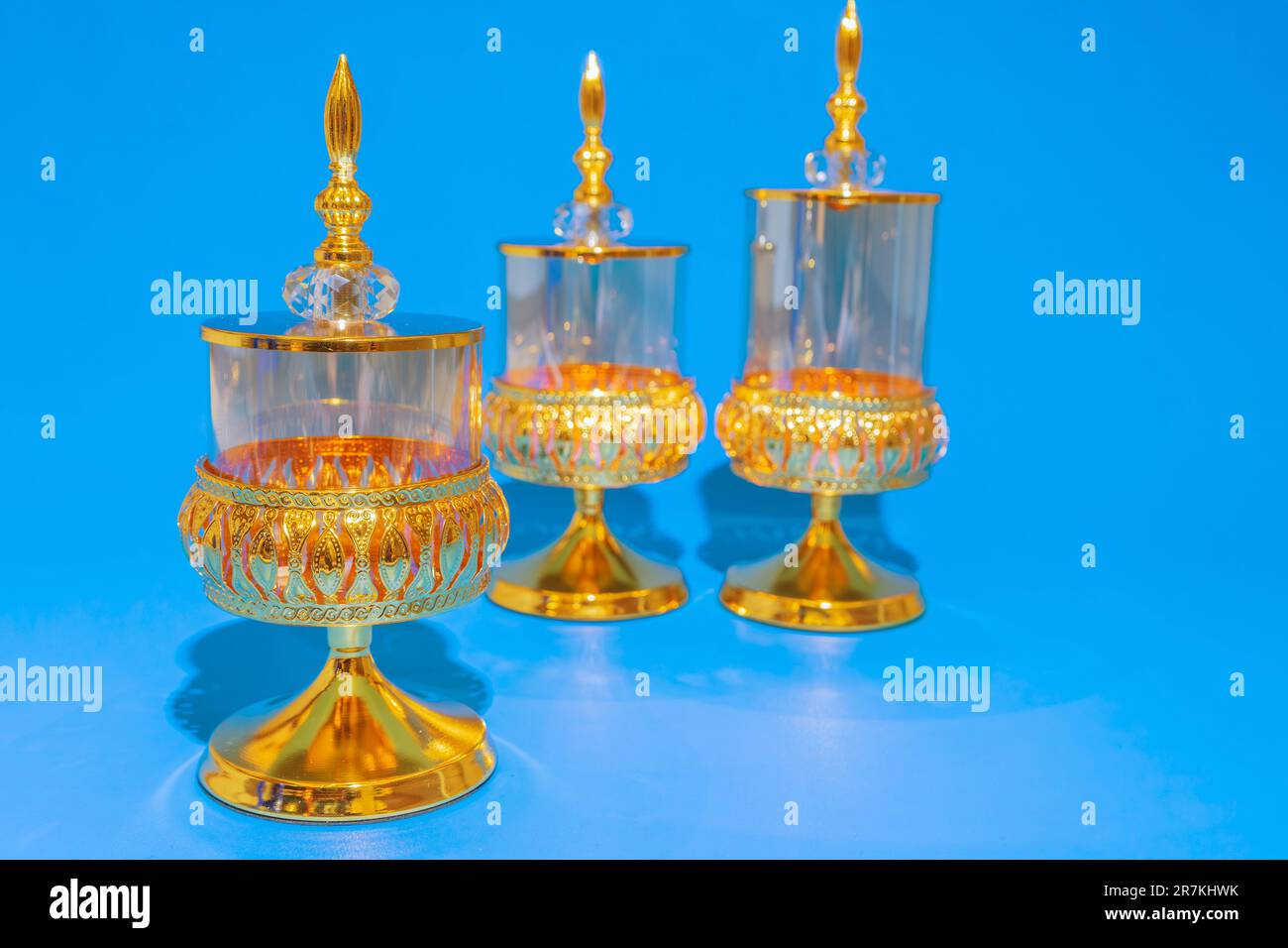 The Opulent Gold Jar Set offers a truly luxurious and exquisite storage ...