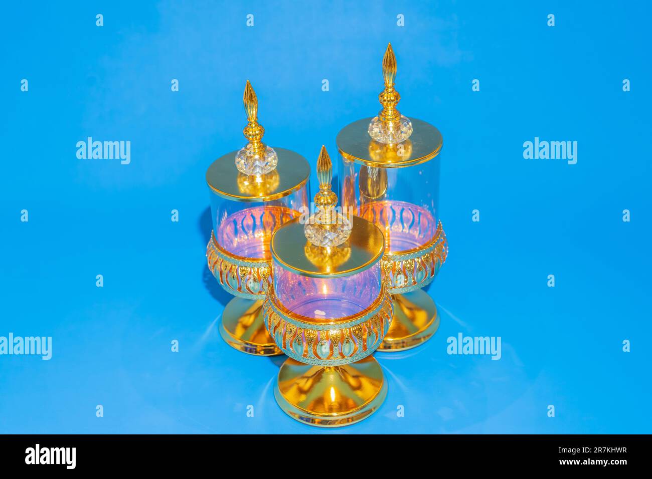 The Opulent Gold Jar Set offers a truly luxurious and exquisite storage ...