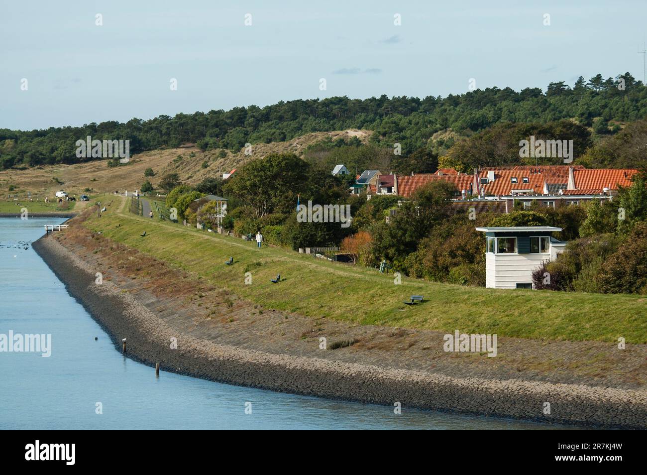 Woningen achter dijk; Houses behind dike Stock Photo - Alamy