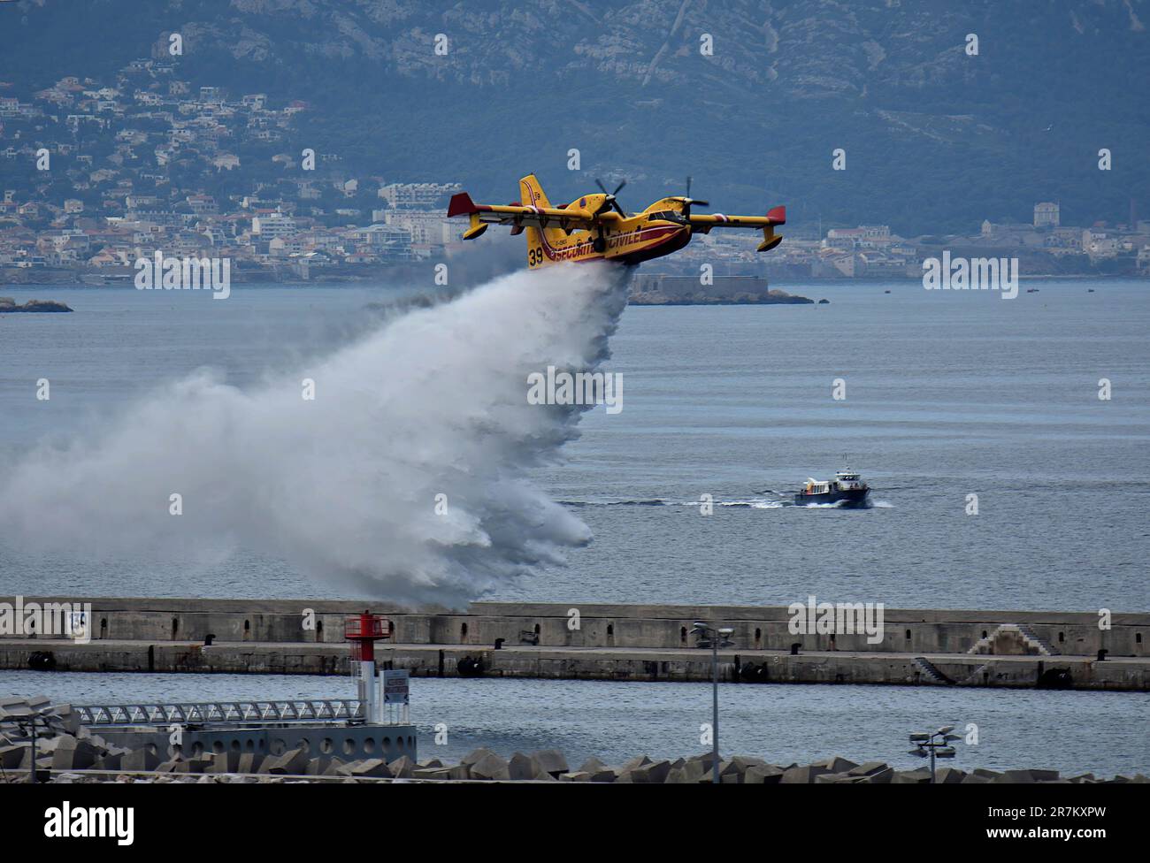 Firefighting aircraft france hi-res stock photography and images - Alamy