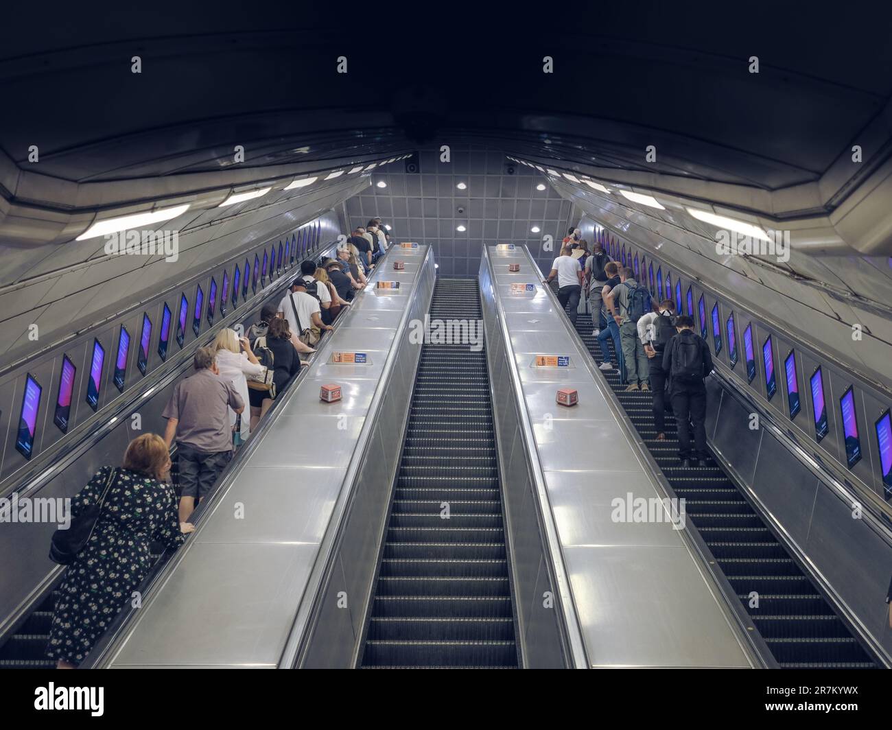 Victoria underground station, London Stock Photo - Alamy