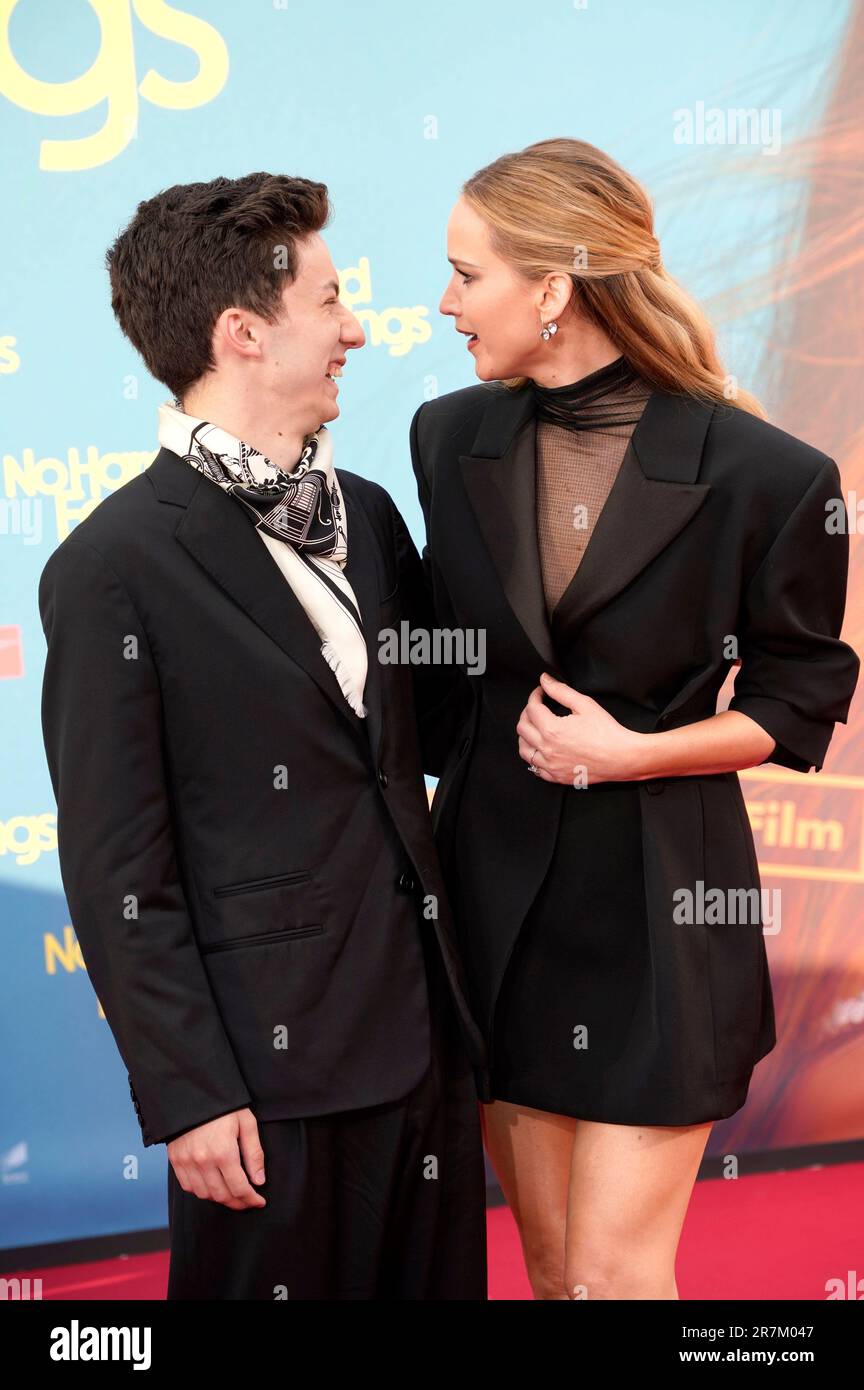 Andrew Barth Feldman und Jennifer Lawrence bei der Premiere des ...