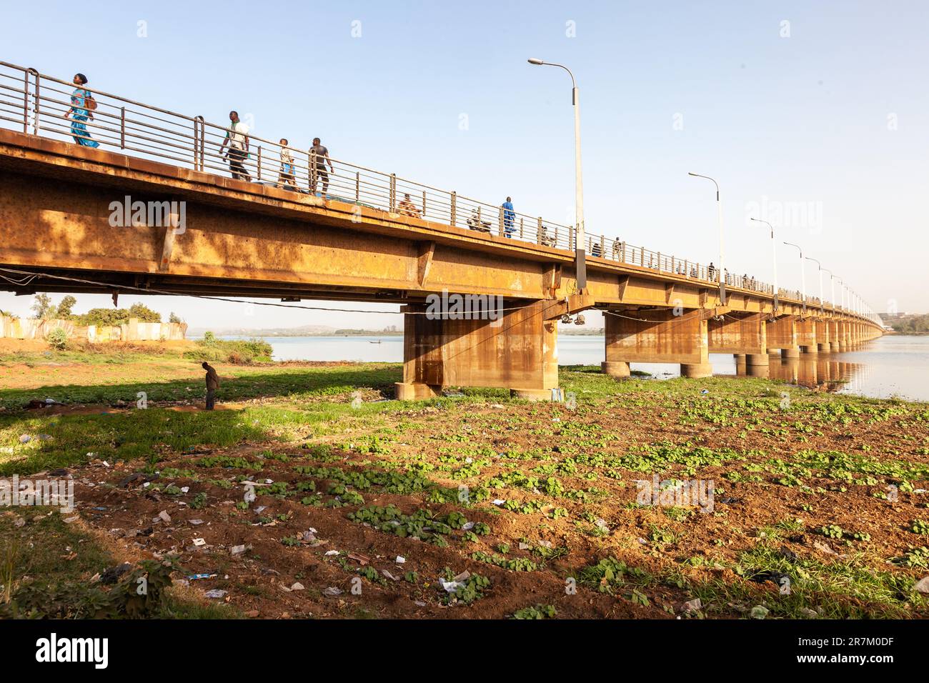 The Pont des Martyrs, spanning the Niger River, in Bamako Stock Photo ...
