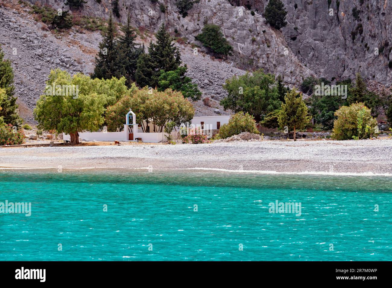 Die St. George Bay auf Symi mit einer kleinen Kapelle Stock Photo - Alamy