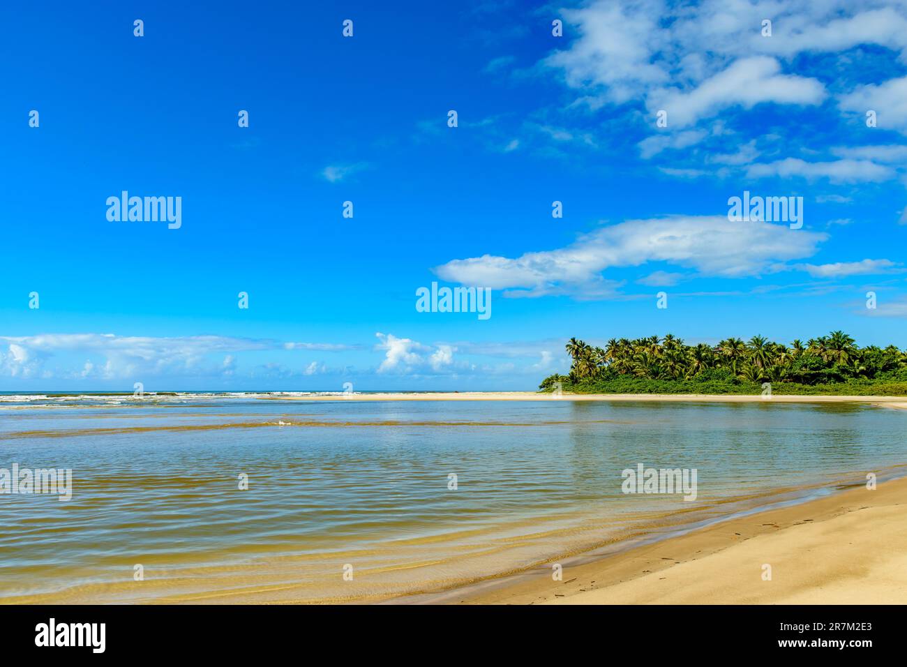 Paradise and deserted tropical beach in Serra Grande in Bahia ...