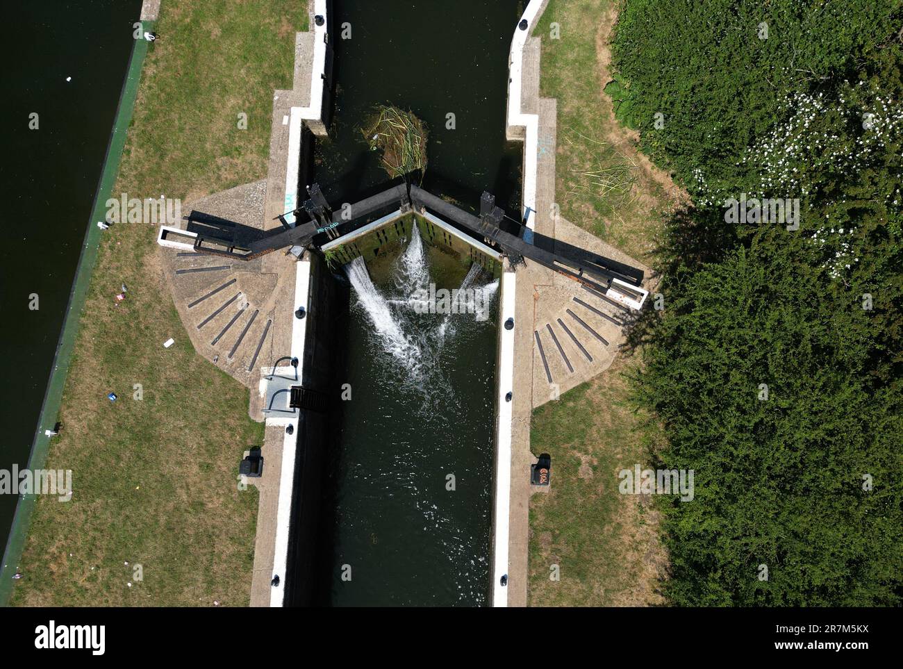 Lockgate on river hi-res stock photography and images - Alamy