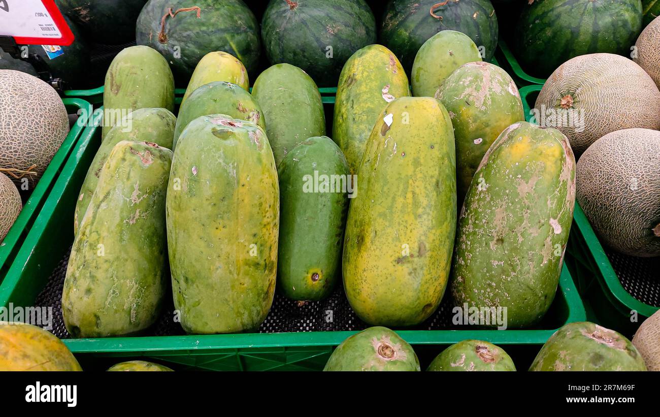 A group of papaya in a box. Papaya background in a box Stock Photo - Alamy