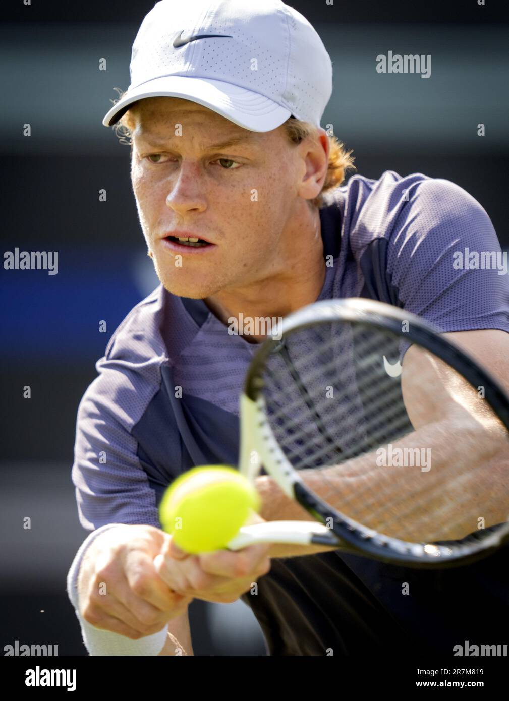 ROSMALEN - Jannik Sinner (ITA) in action against Emil Ruusuvuori (FIN ...