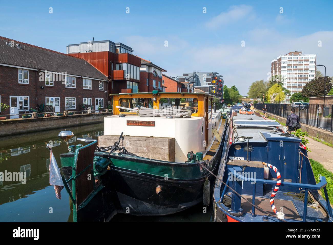 The Regents canal at Regents Row in Haggerston London E8 Stock Photo ...