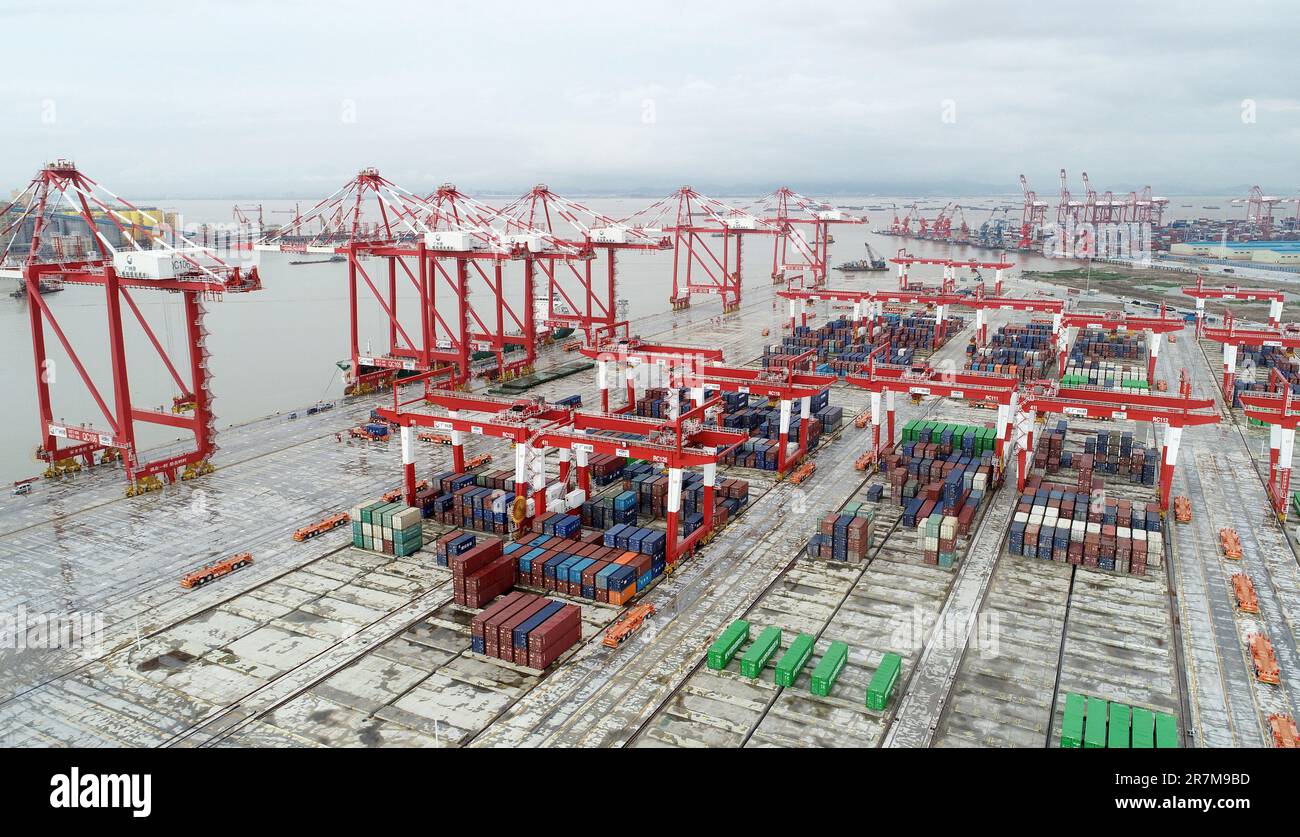 Port of guangzhou hi-res stock photography and images - Alamy