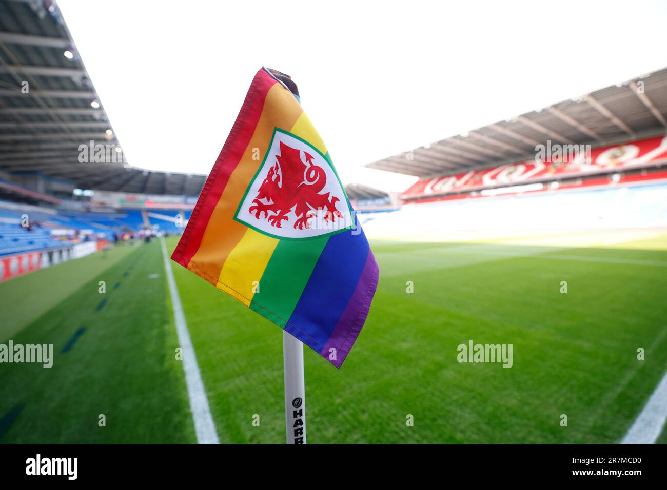 Stadium corner flag crowd hi-res stock photography and images - Alamy