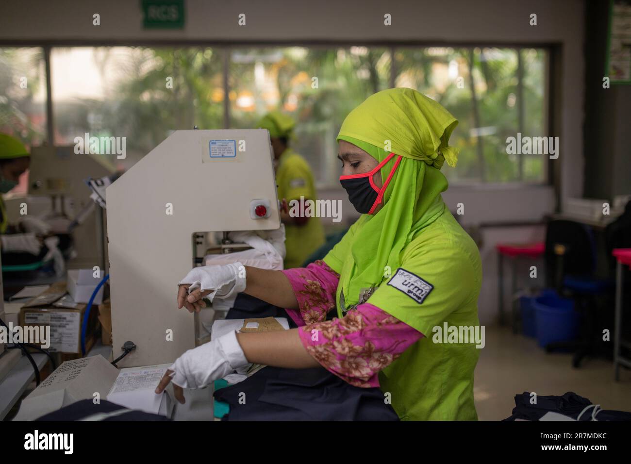 Garment factory worker bangladesh hi-res stock photography and images ...
