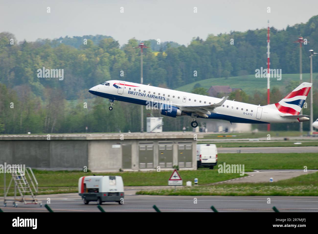 British airways embraer e190 hi-res stock photography and images - Alamy
