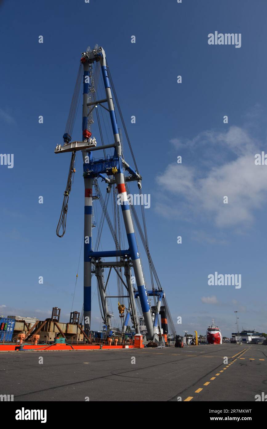 Floating gantry crane hi-res stock photography and images - Alamy