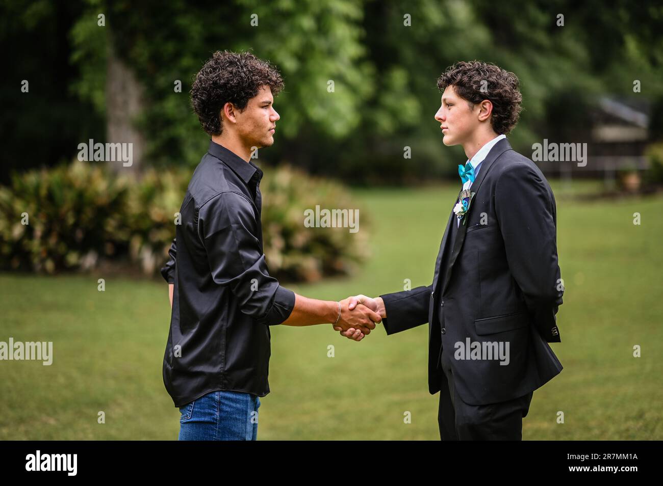 Two teens shaking hands Stock Photo - Alamy