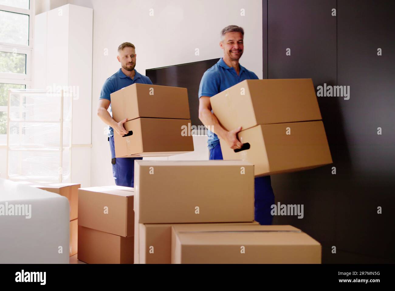 Mover packer hi-res stock photography and images - Alamy