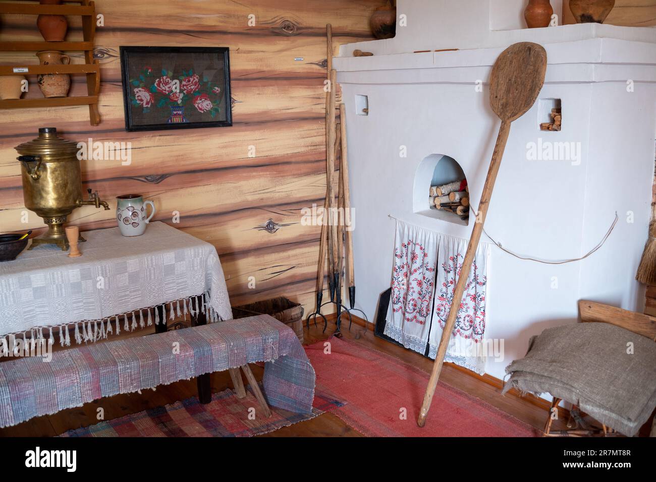 Russian oven, samovar. Decoration of an old house Stock Photo - Alamy