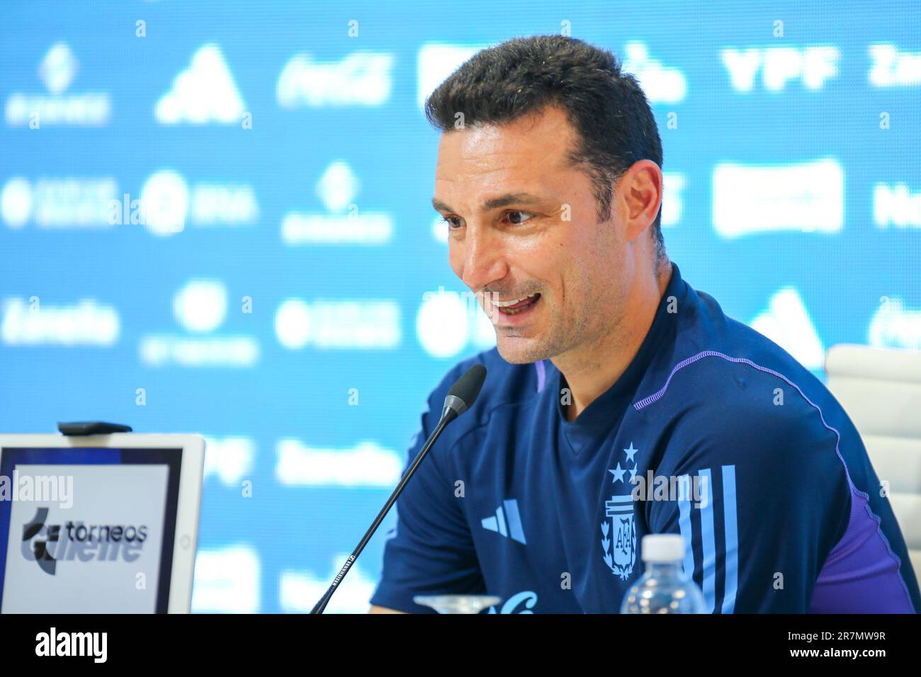 Scalonis motivational leadership hi-res stock photography and images ...