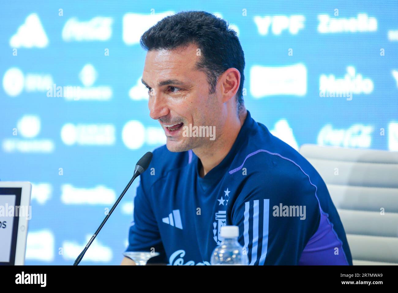 Scalonis team building hi-res stock photography and images - Alamy