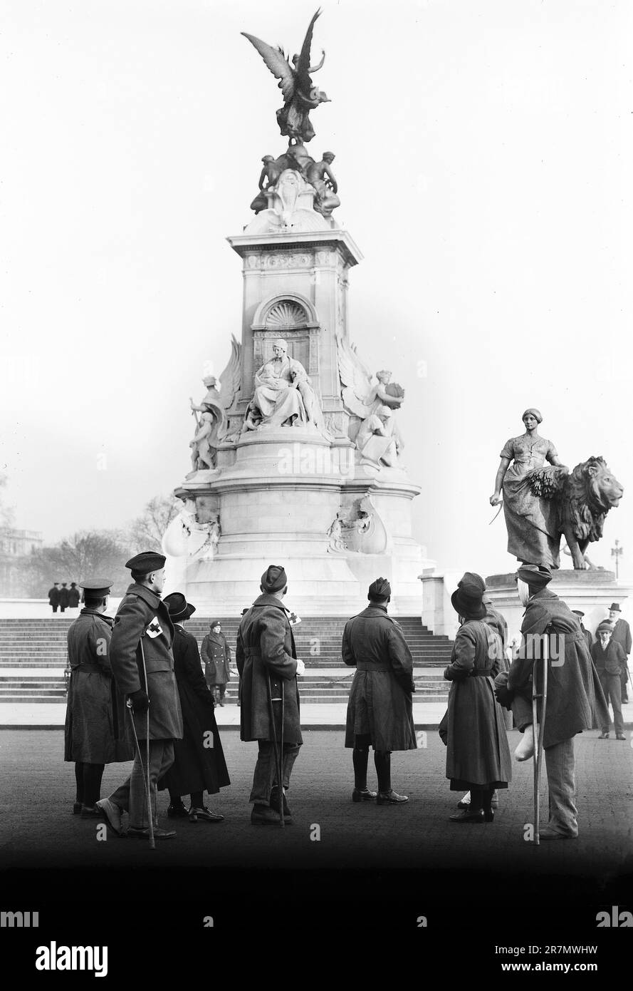 Recovering U.S. Soldiers taken to see sights, Queen Victoria Memorial, London, England, UK ...