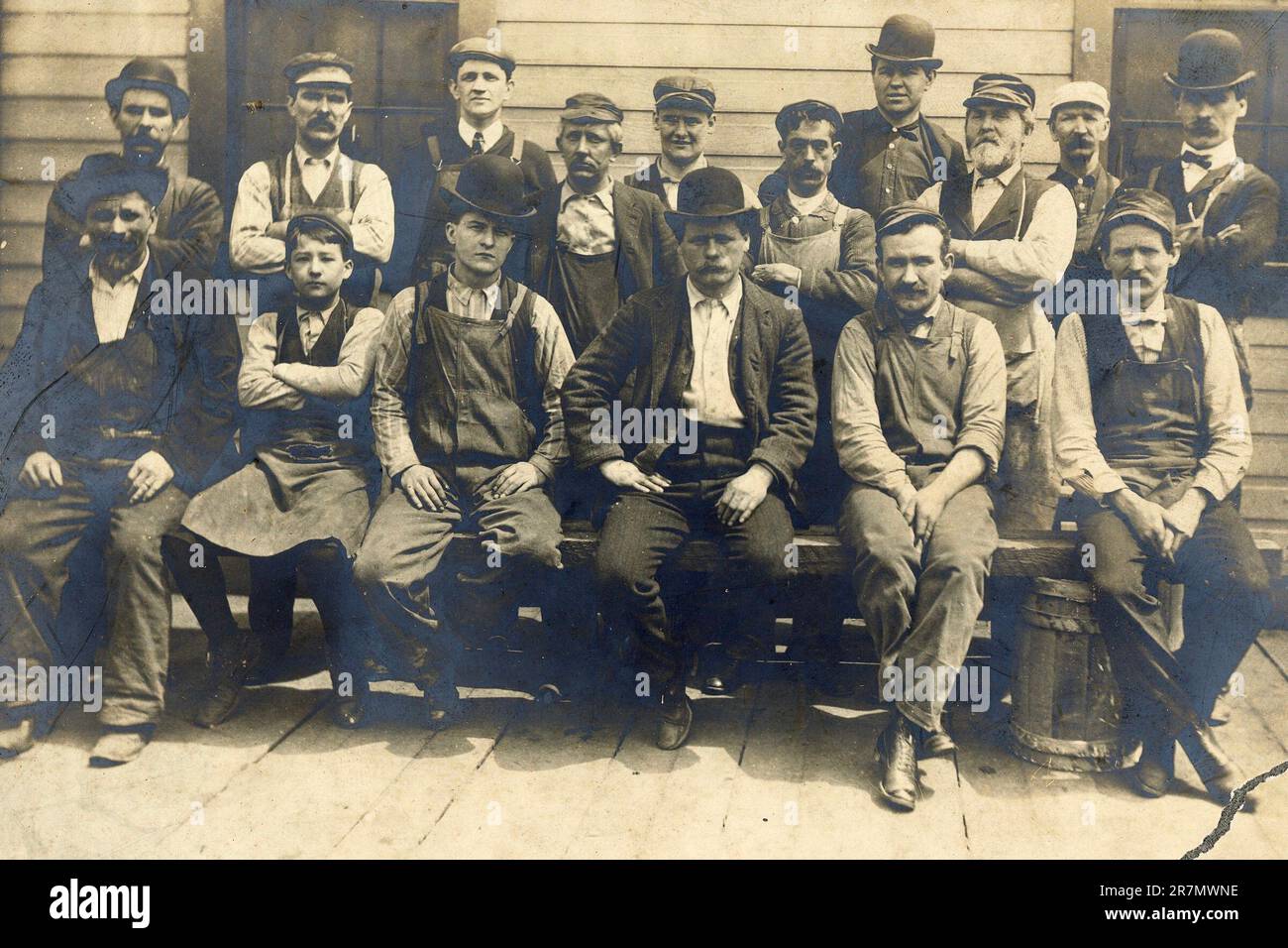 Factory workers 1900 hi-res stock photography and images - Alamy