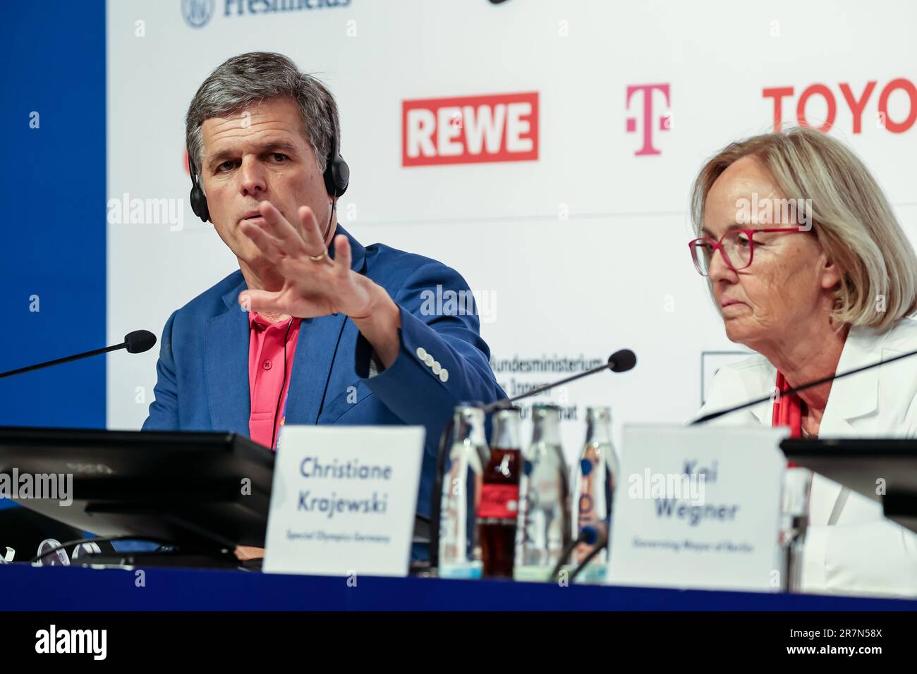 Timothy shriver hi-res stock photography and images - Alamy