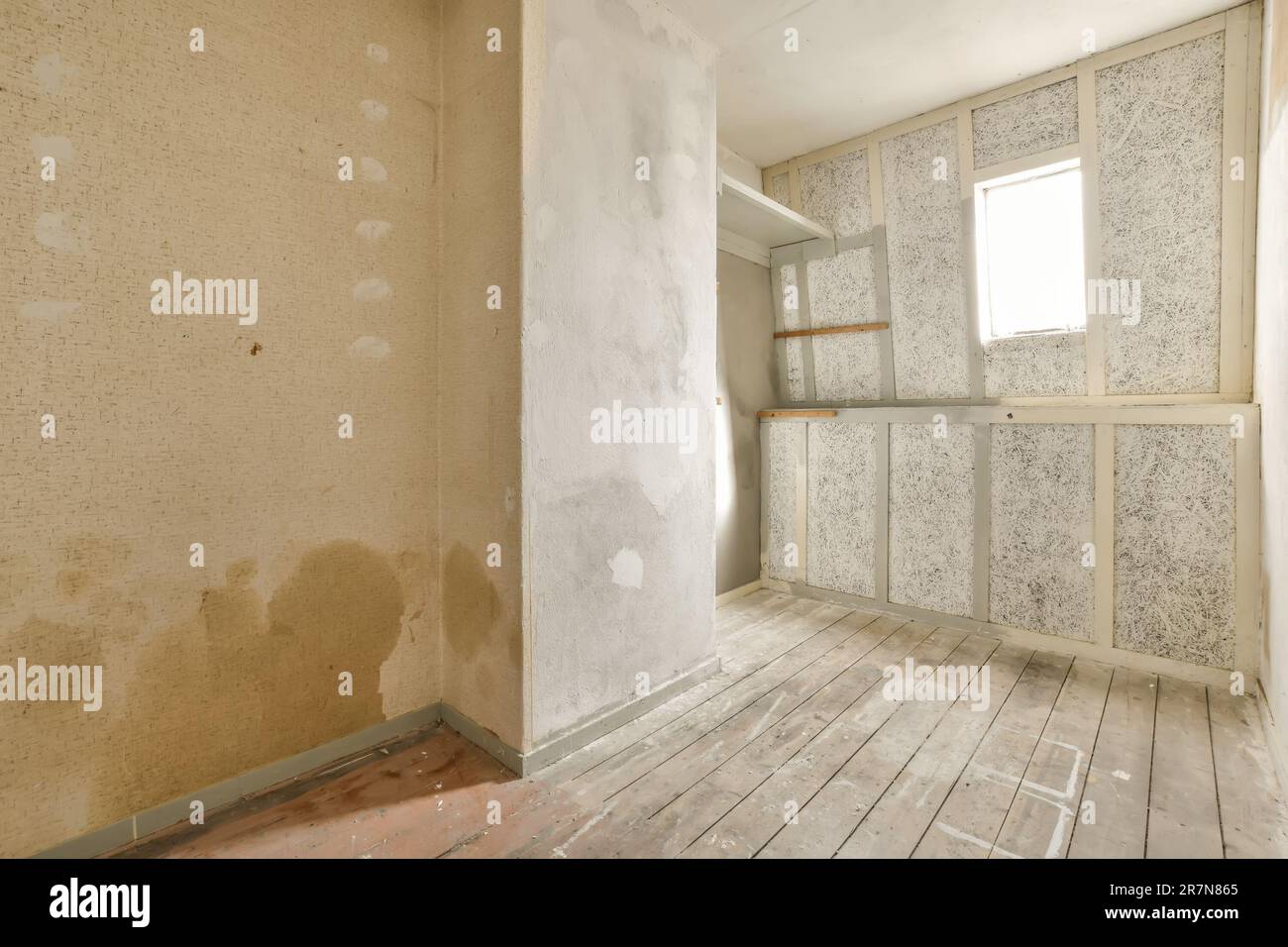 an unfinished room with wood flooring and wallpapers on the walls, in ...