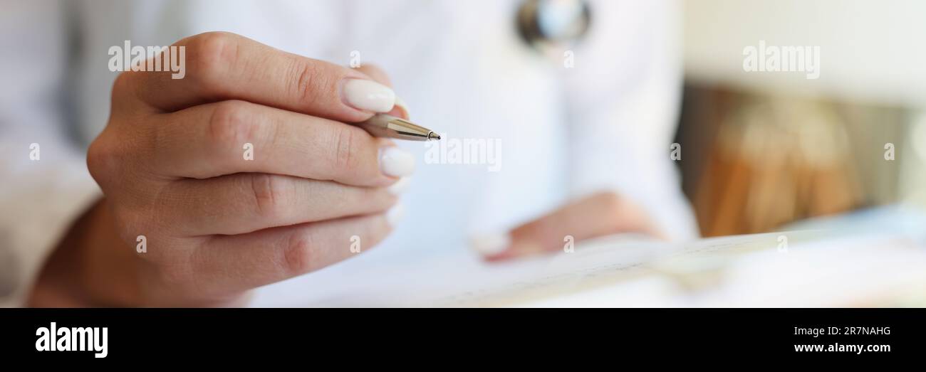 Nurse checking patient notes hi-res stock photography and images - Alamy