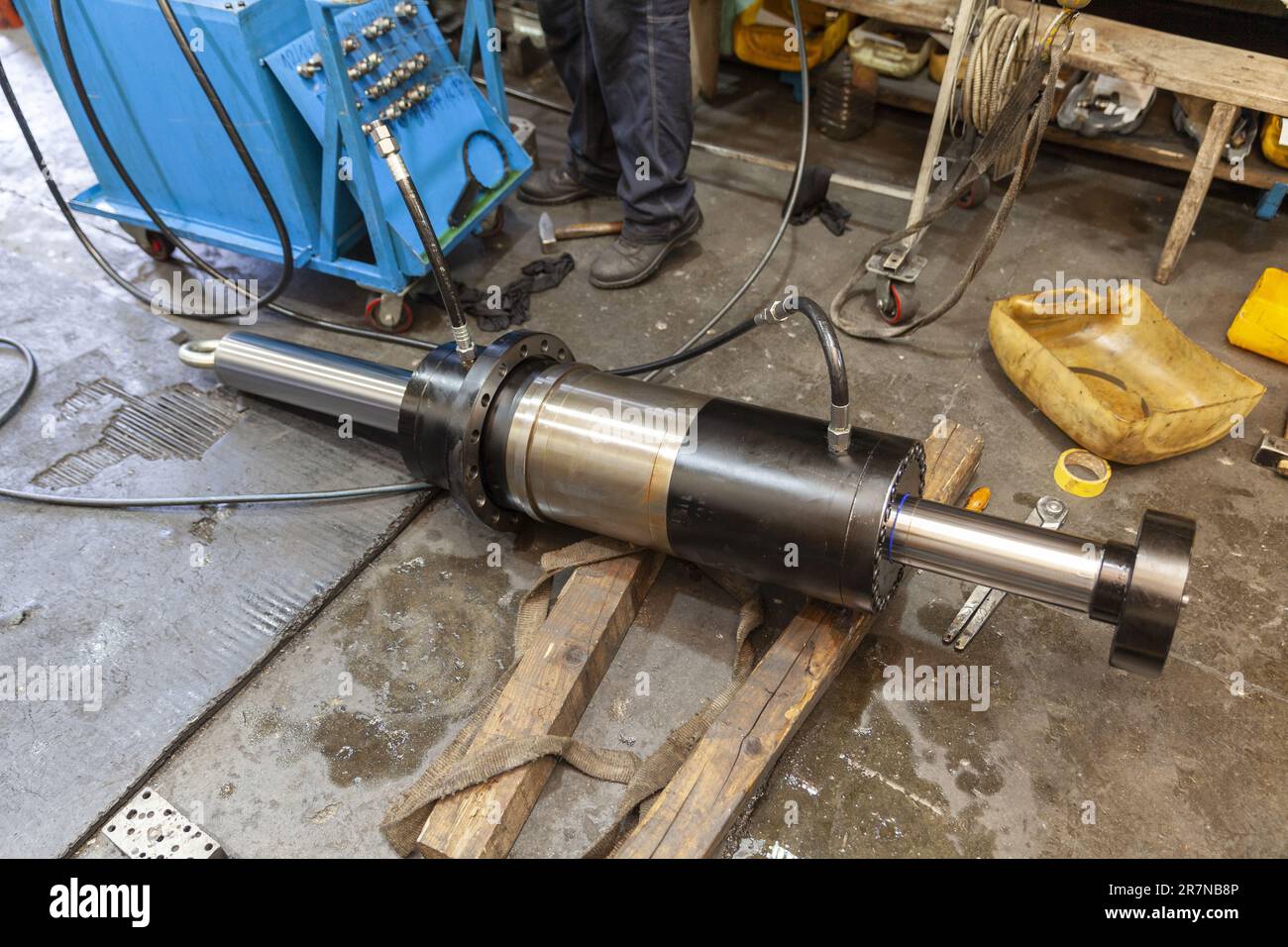 service and inspection of the large hydraulic cylinder Stock Photo - Alamy