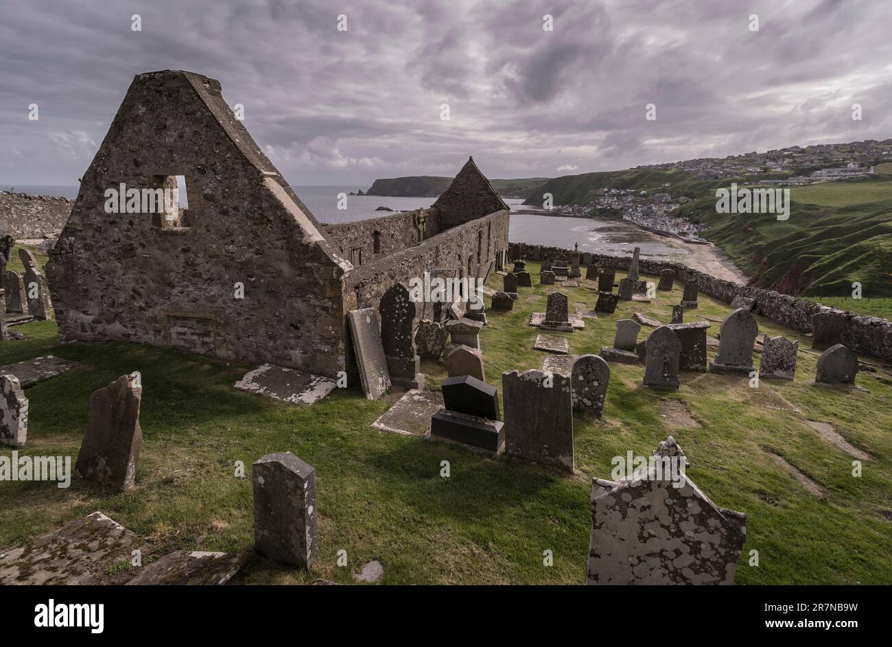 Medieval kirkyard hi-res stock photography and images - Alamy