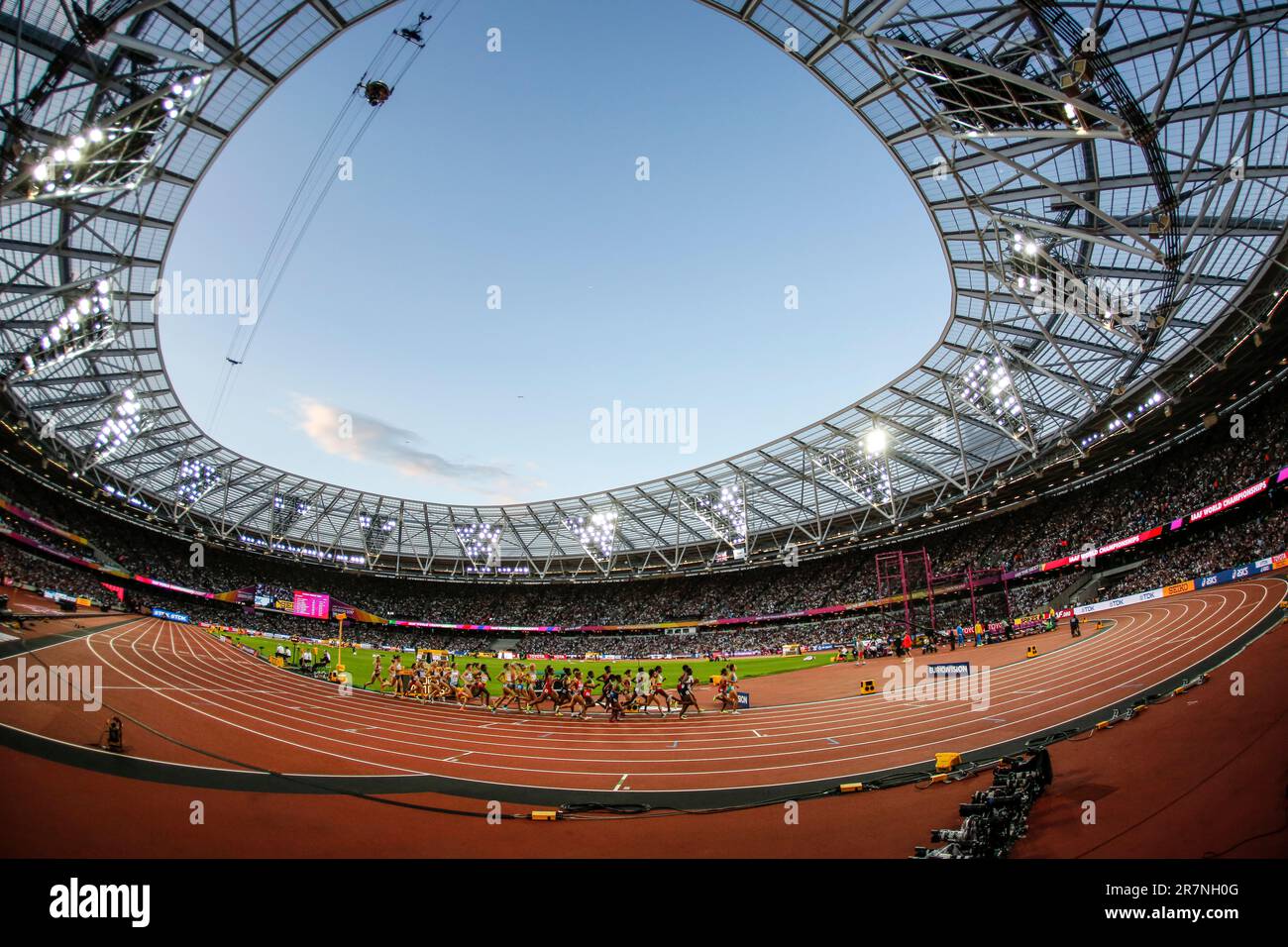 Group of female runners in the 10,000m final at the World Athletics ...