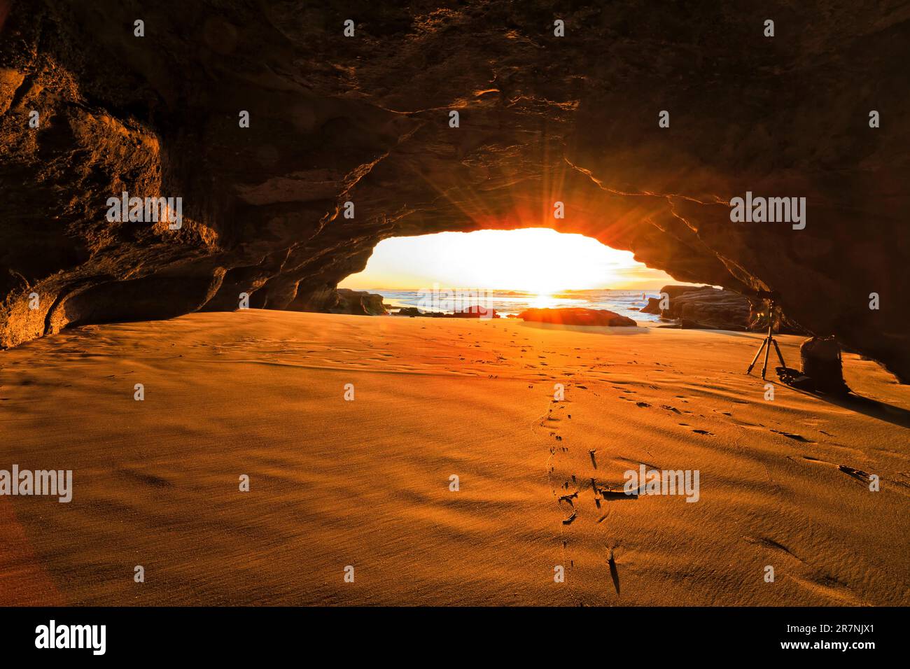 Bright rising sun over Pacific ocean horizon from inside scenic sea ...