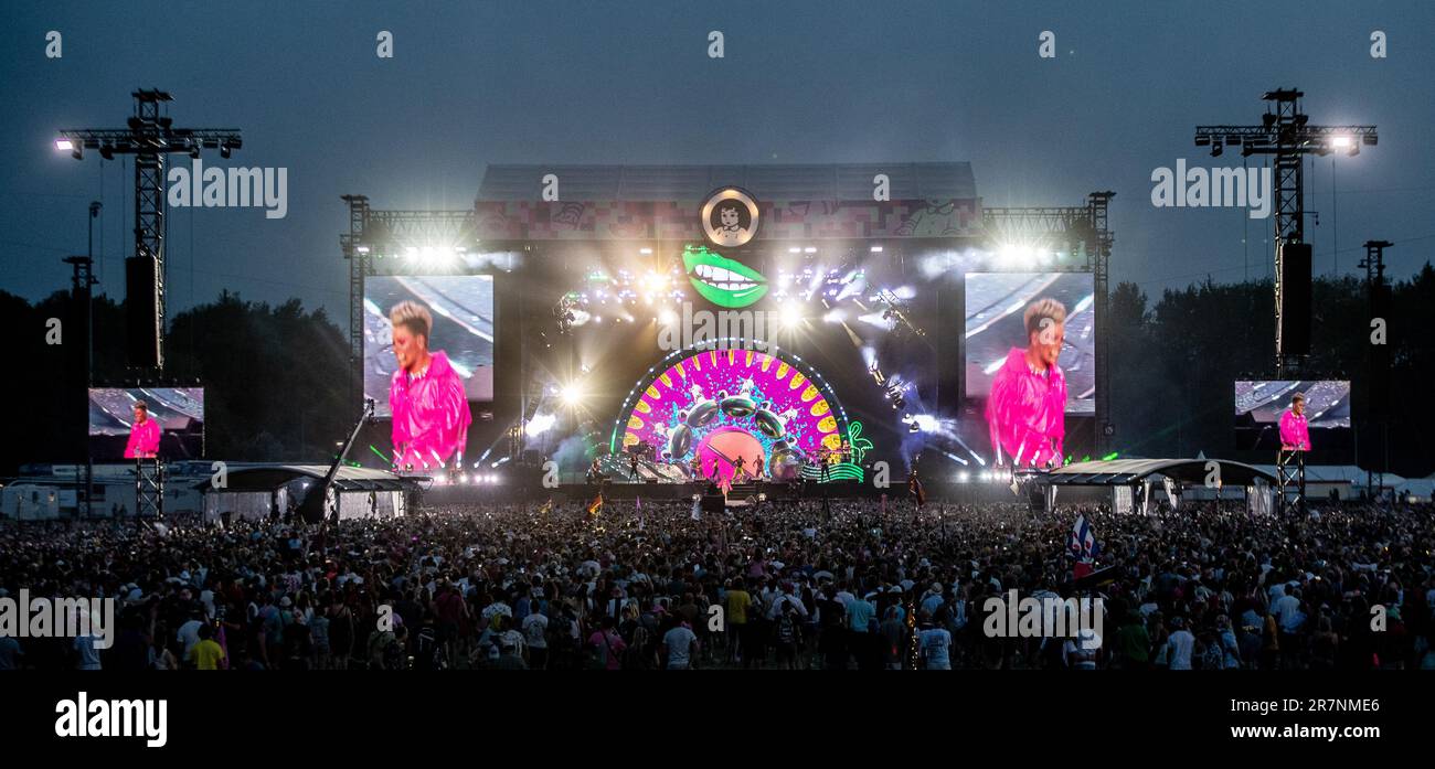 Pop singer pink hi-res stock photography and images - Alamy