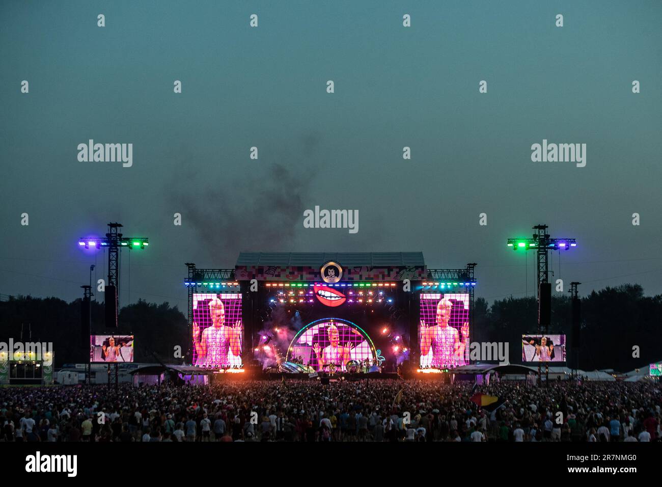 Pop singer pink hi-res stock photography and images - Alamy