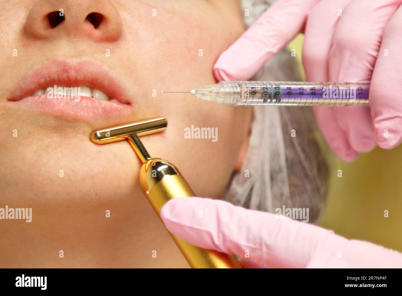 contour plastic. A cosmetologist injects a botulinum toxin to tighten ...