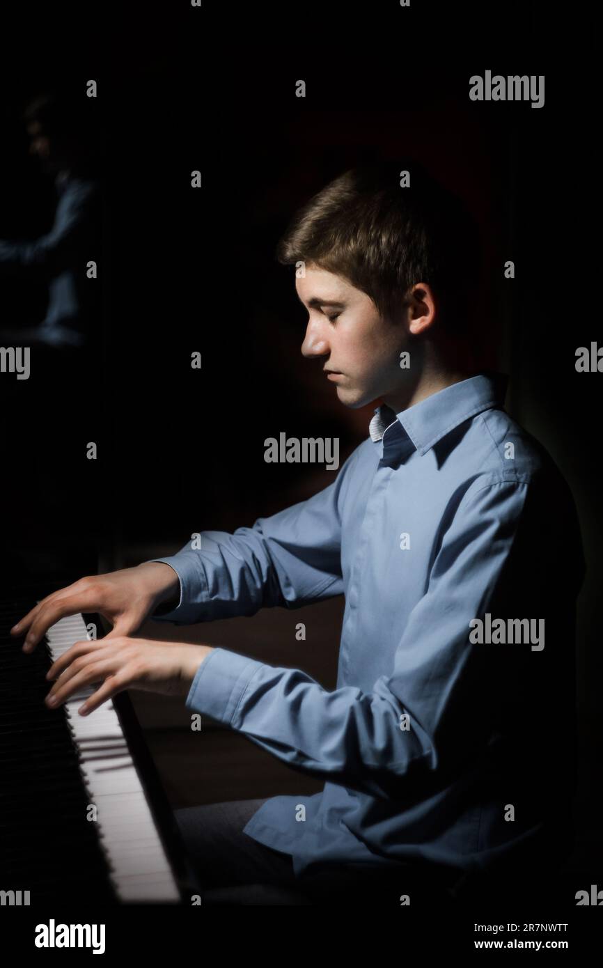 Young hands study piano hi-res stock photography and images - Alamy