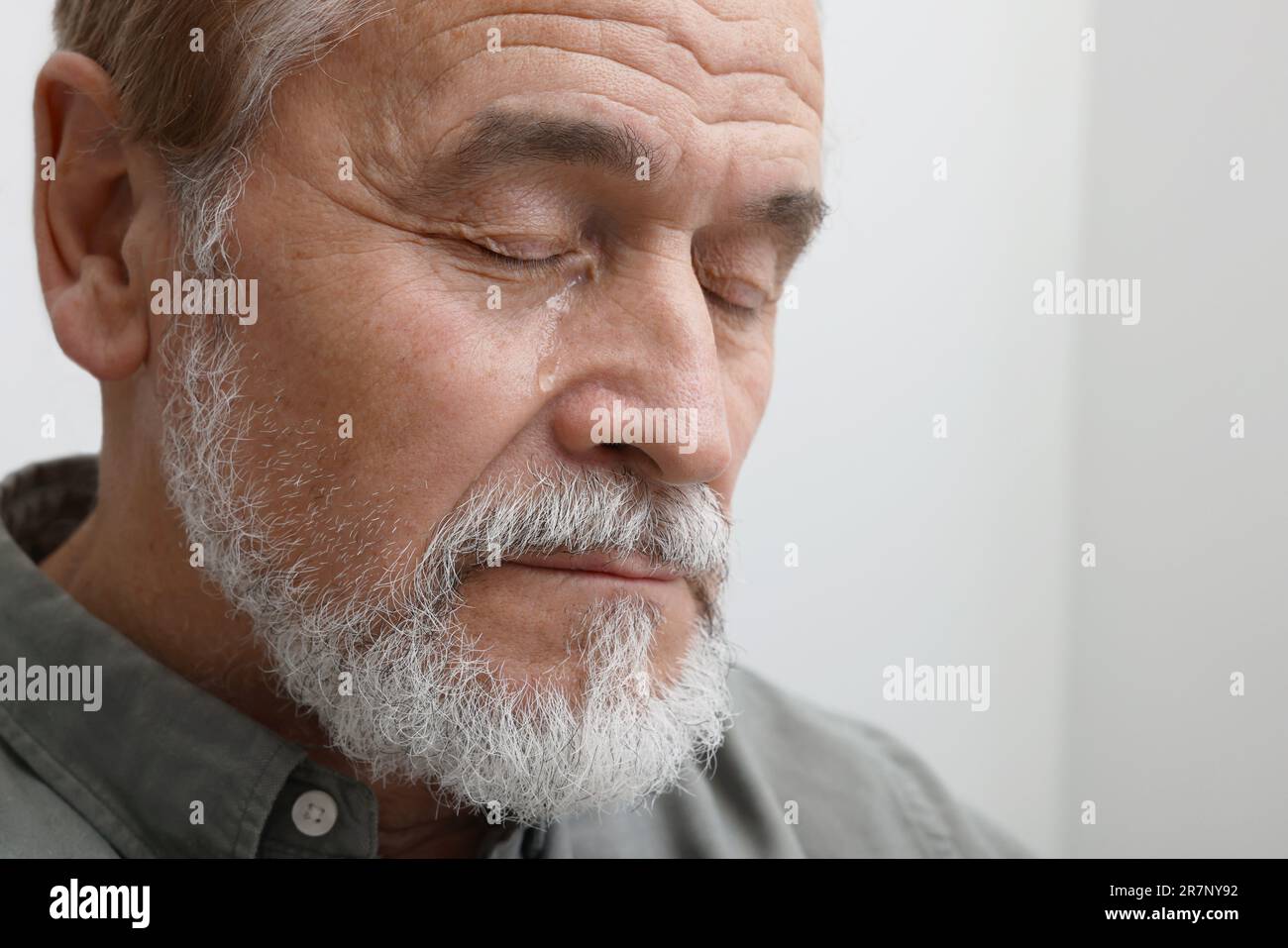 Senior man crying hi-res stock photography and images - Alamy