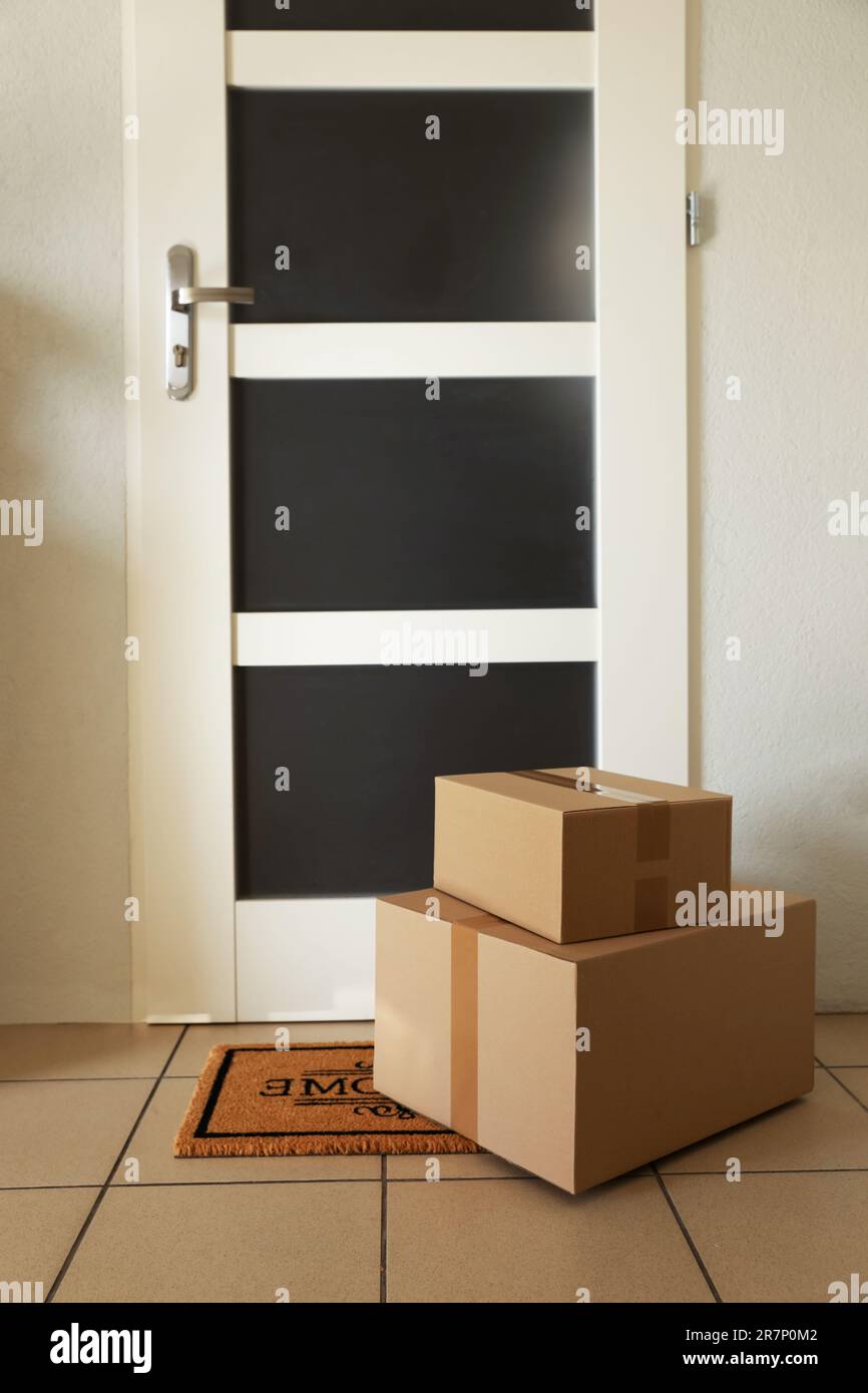 Package on door mat hi-res stock photography and images - Alamy