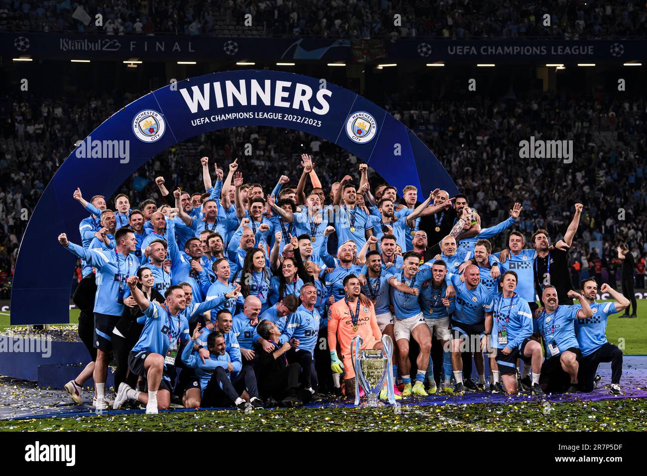 Manchester city celebrate trophy hi-res stock photography and images ...