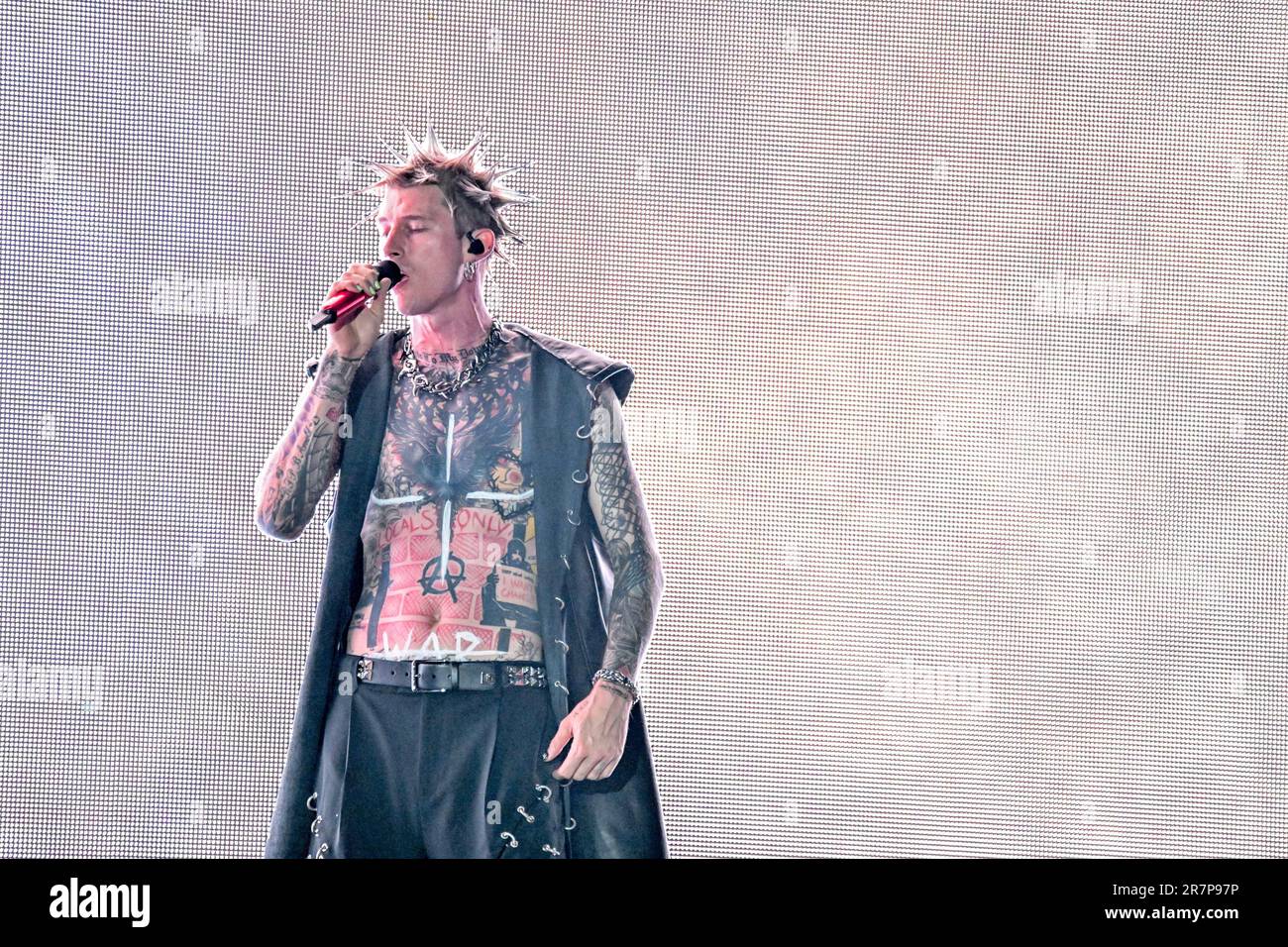 Machine gun kelly performing on stage hi-res stock photography and ...