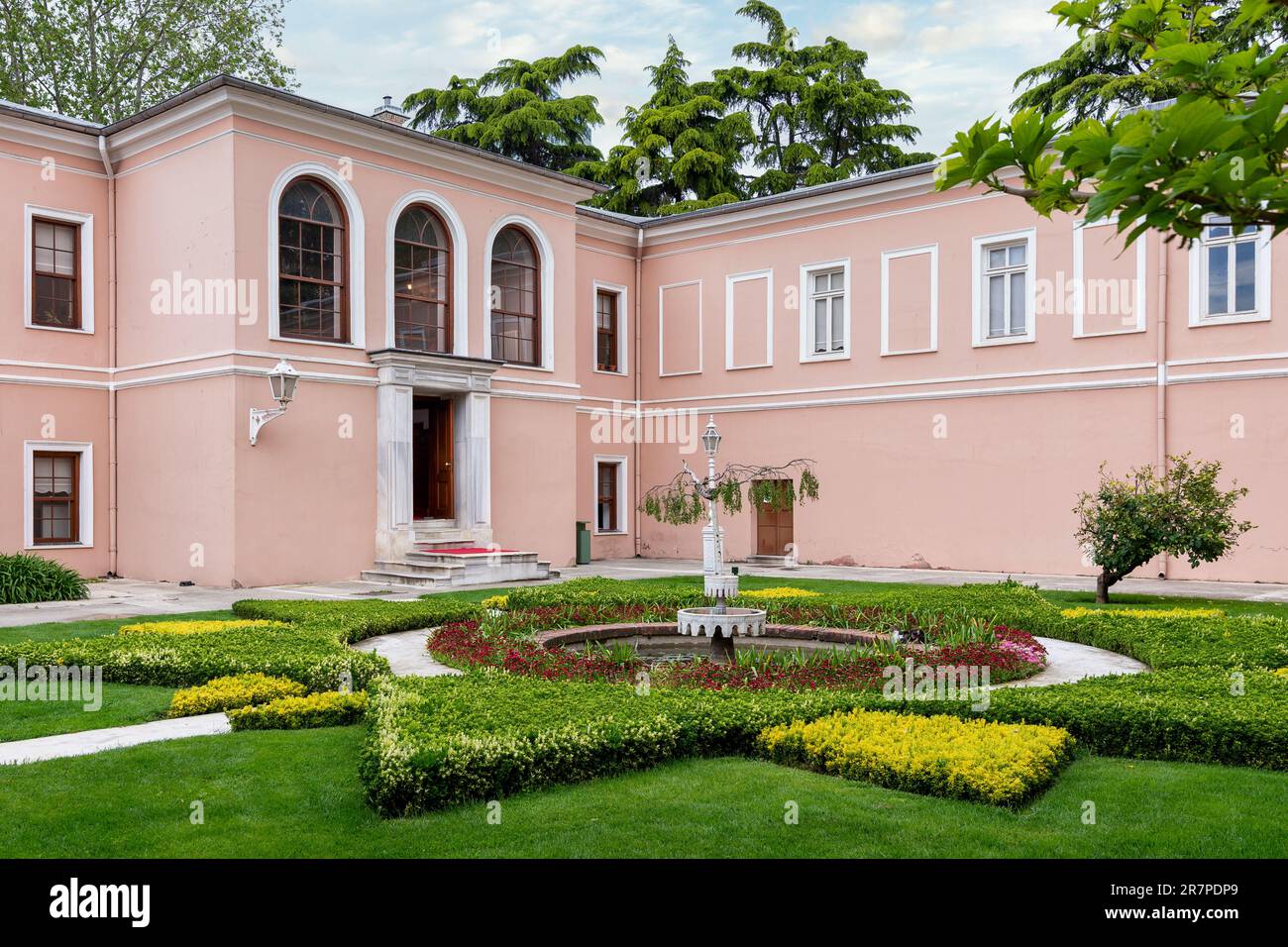 Inner courtyard of Dolmabahce Palace, Istanbul, Turkey Stock Photo - Alamy