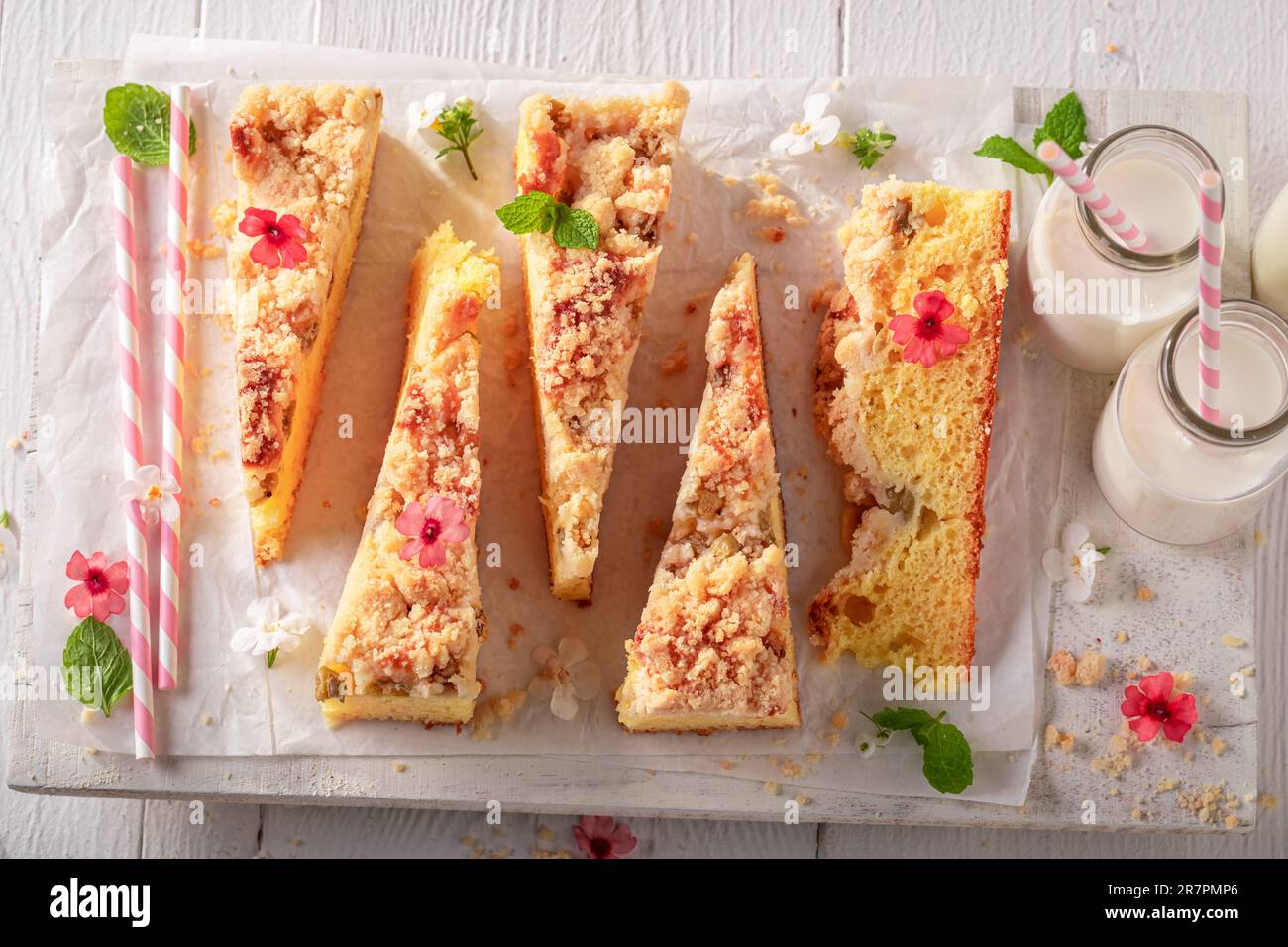 Sweet gooseberry butter cake with crumble and glaze. Gooseberry yeast ...