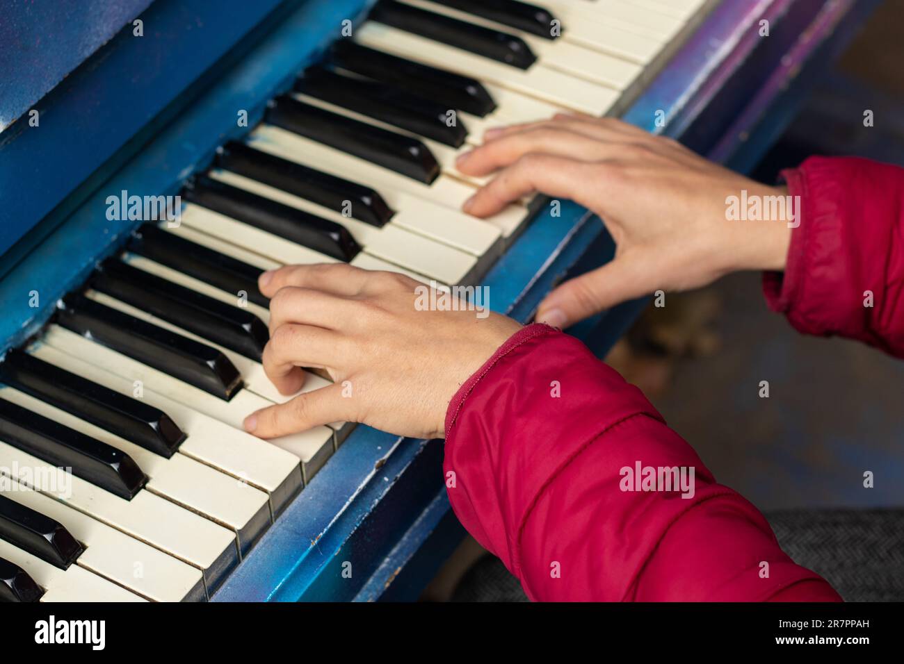 Female piano player hi-res stock photography and images - Alamy