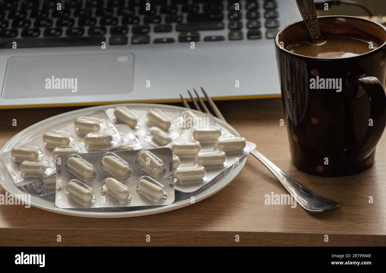 Medicine tablets on plate hi-res stock photography and images - Alamy